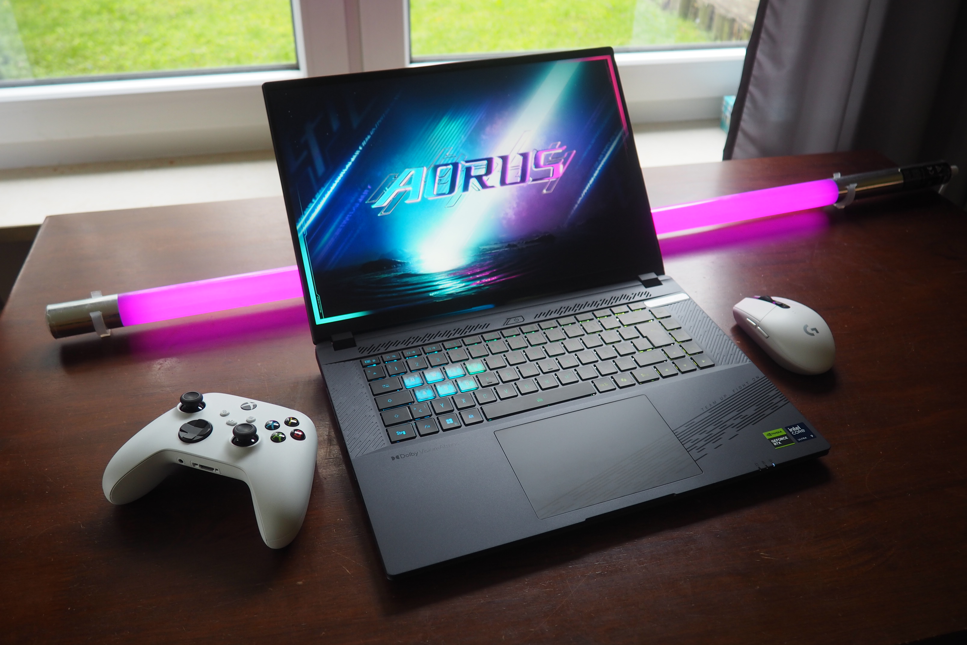 Recensione dell'Aorus Elite 16: Vale la pena di acquistare un computer ...