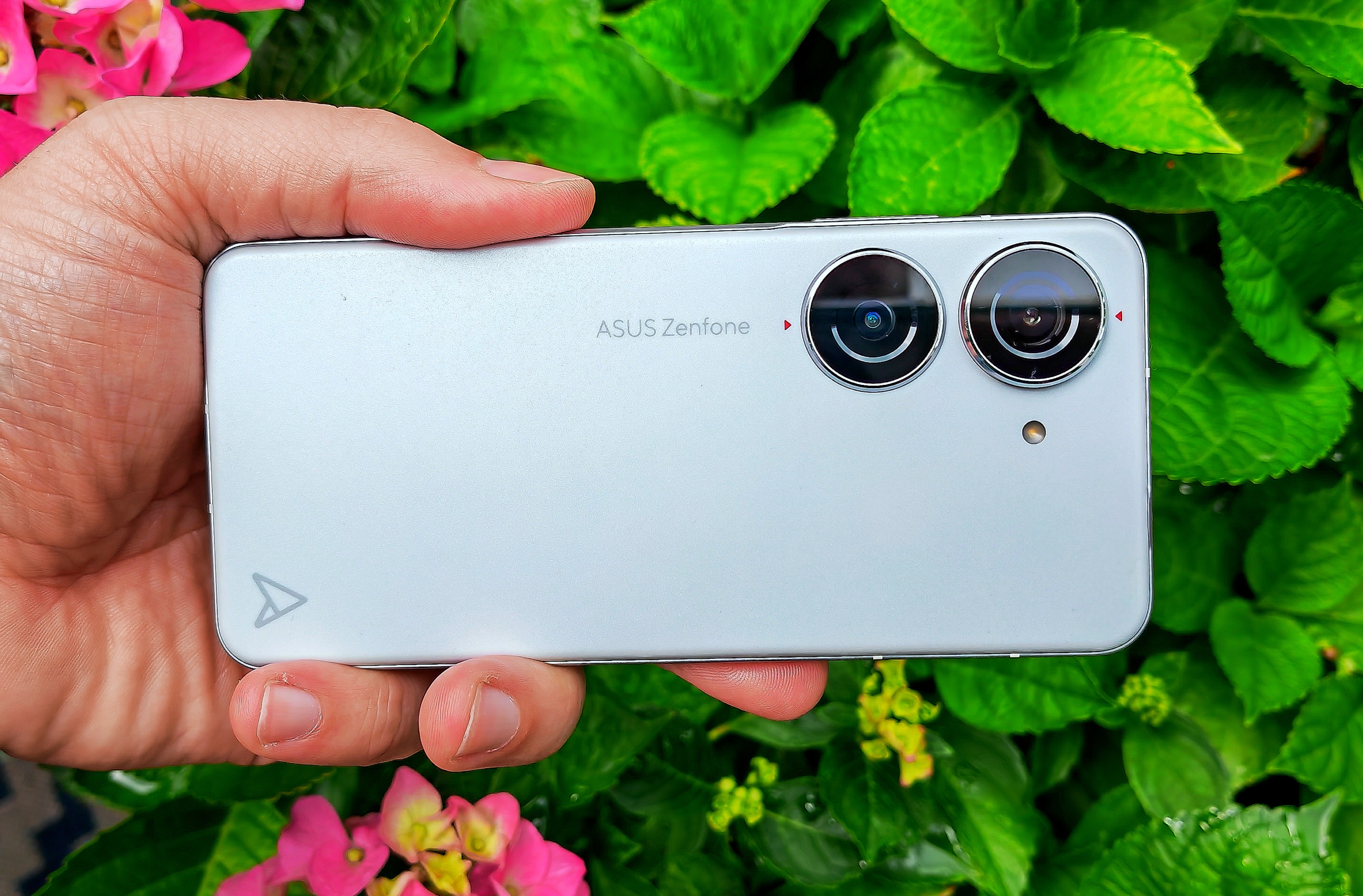 Recensione dell'Asus Zenfone 10: Uno smartphone 5G compatto e molto ...