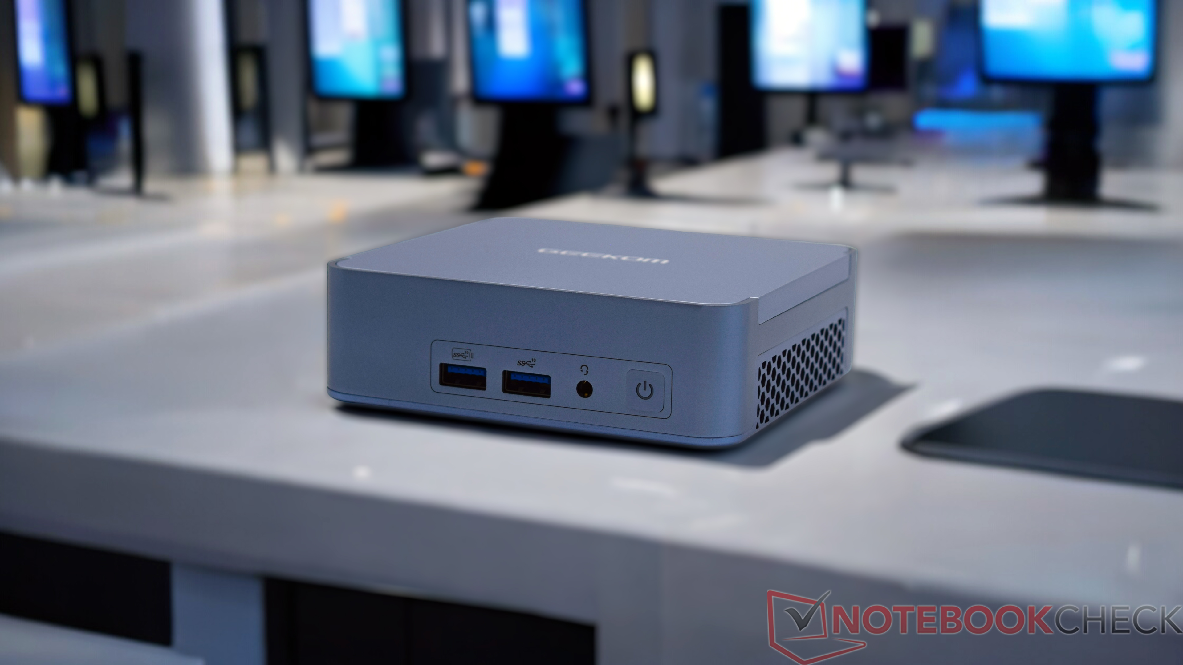 Recensione del Geekom AX8 Pro AI NUC PC: AMD Ryzen 9 8945HS con 32 GB ...