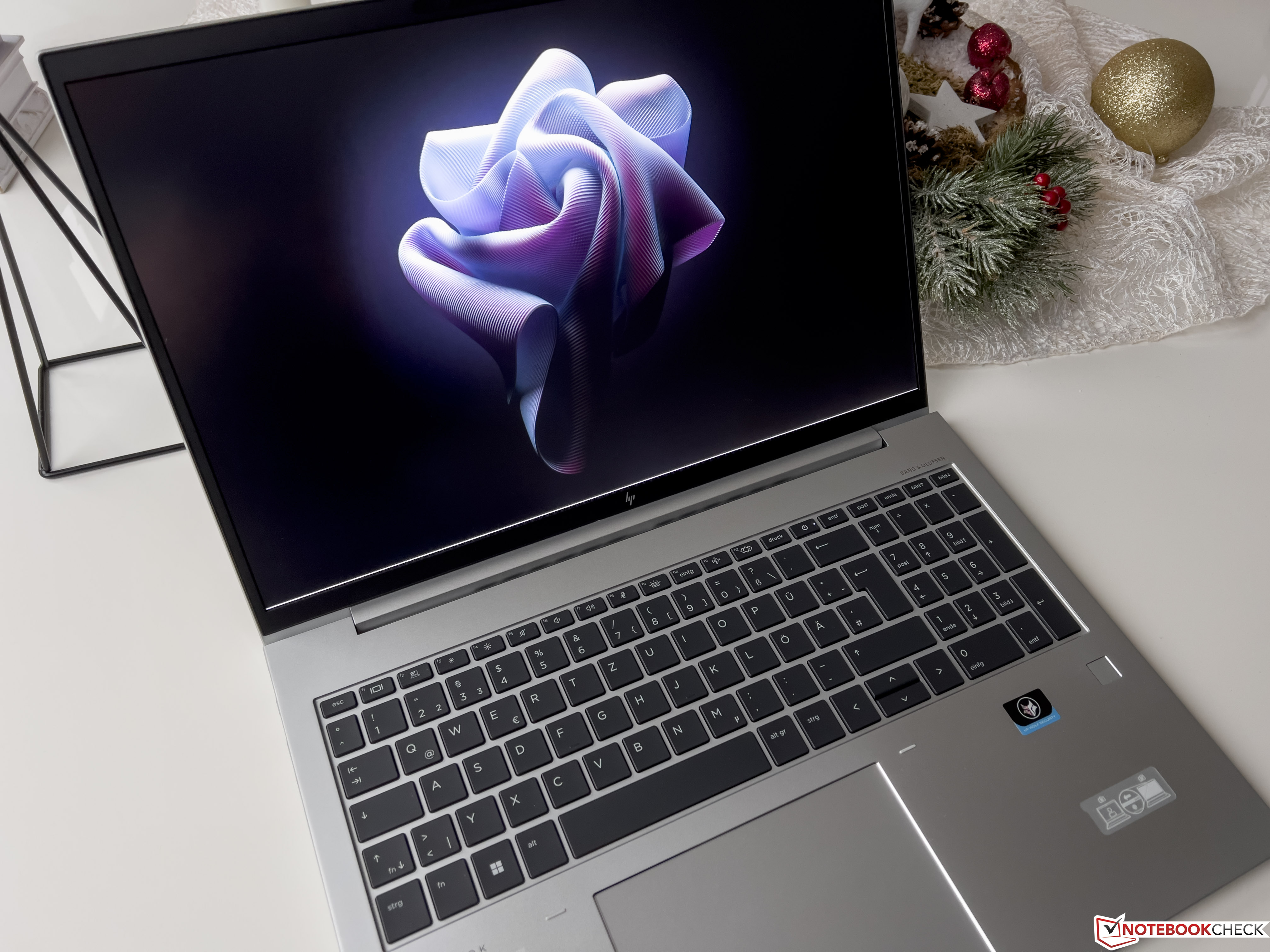 Recensione del portatile HP EliteBook 865 G9: il display Sure View da ...