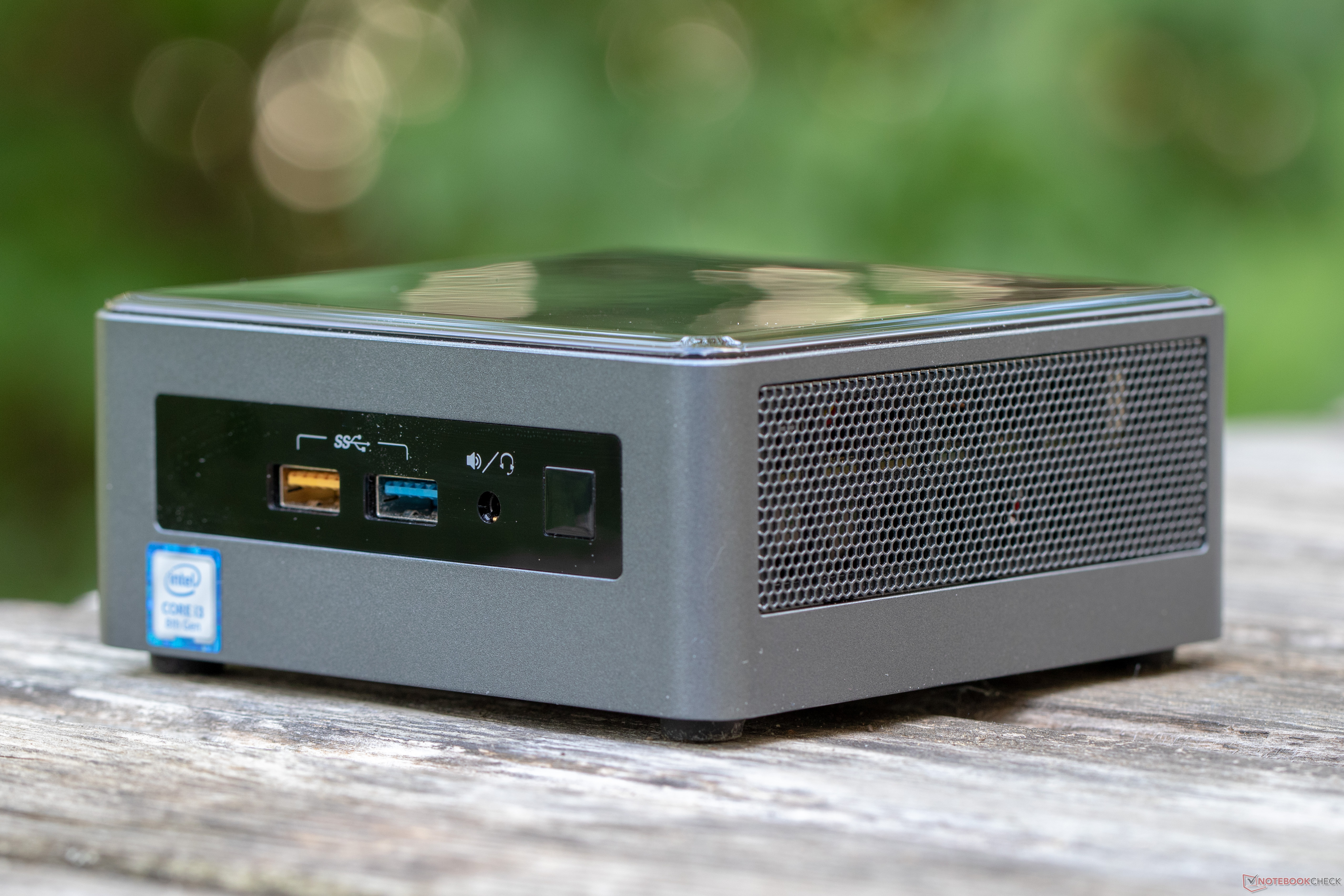 Recensione dell'Intel NUC8i3CYSM - Notebookcheck.it