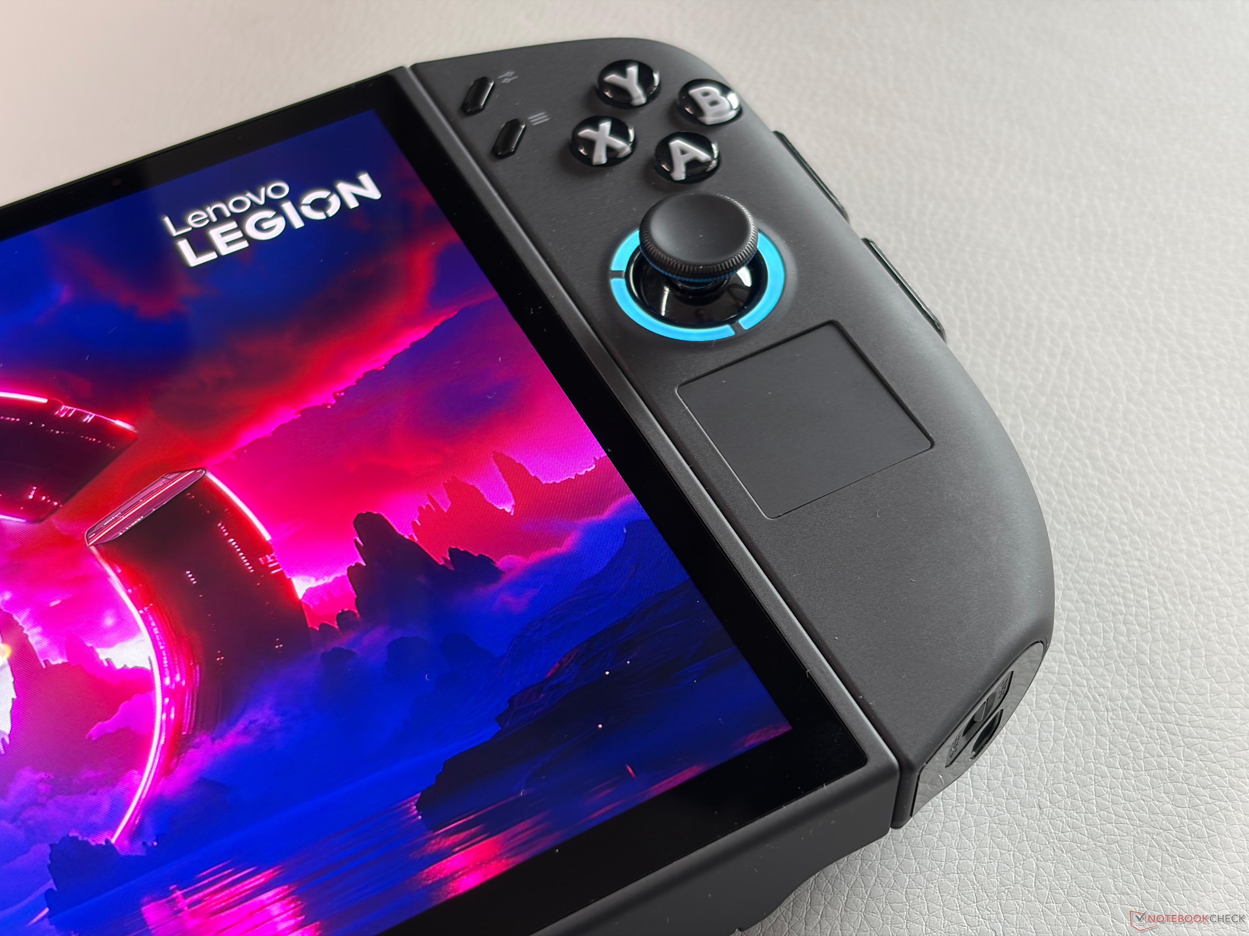 Legion Go 2 di Lenovo è disponibile anche con il più lento AMD Ryzen Z2 ...