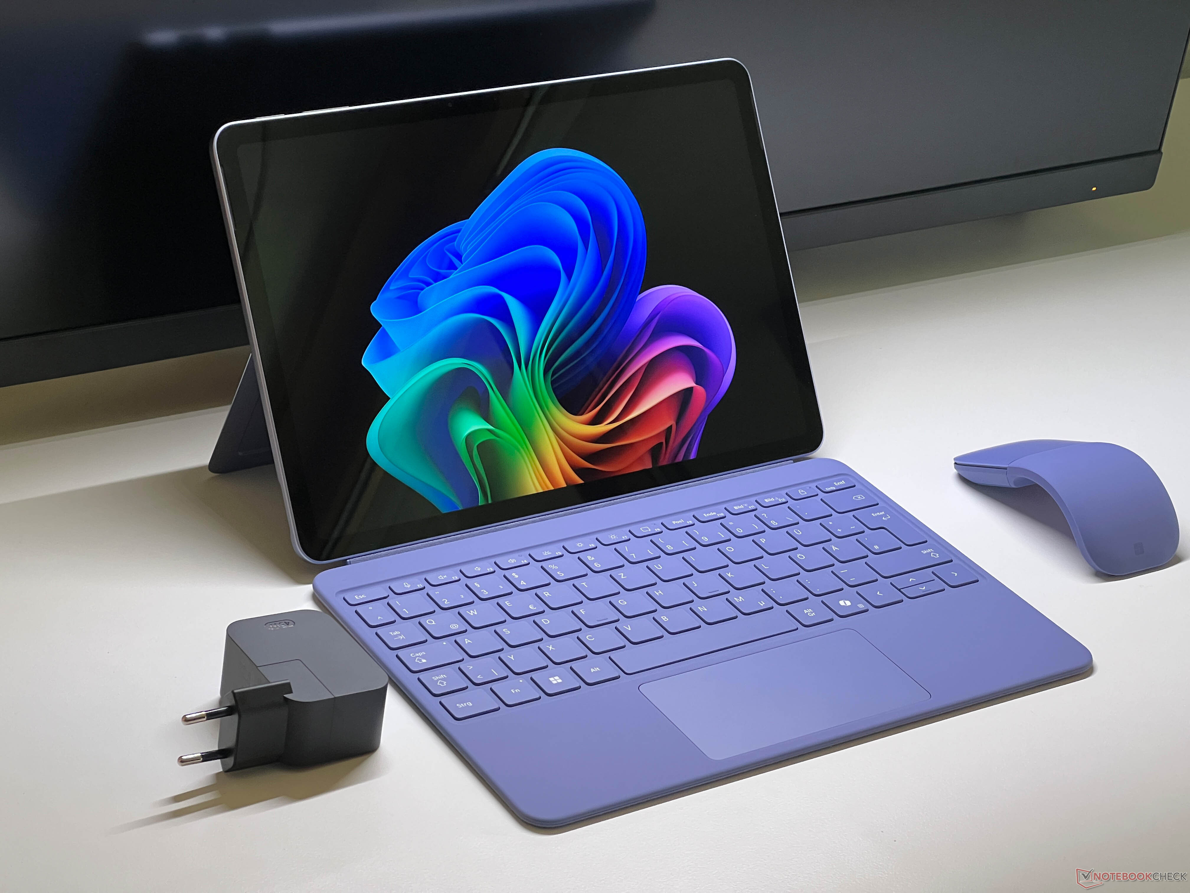 Il Surface Pro 12 pollici di Microsoft è compatto, gestisce una ...