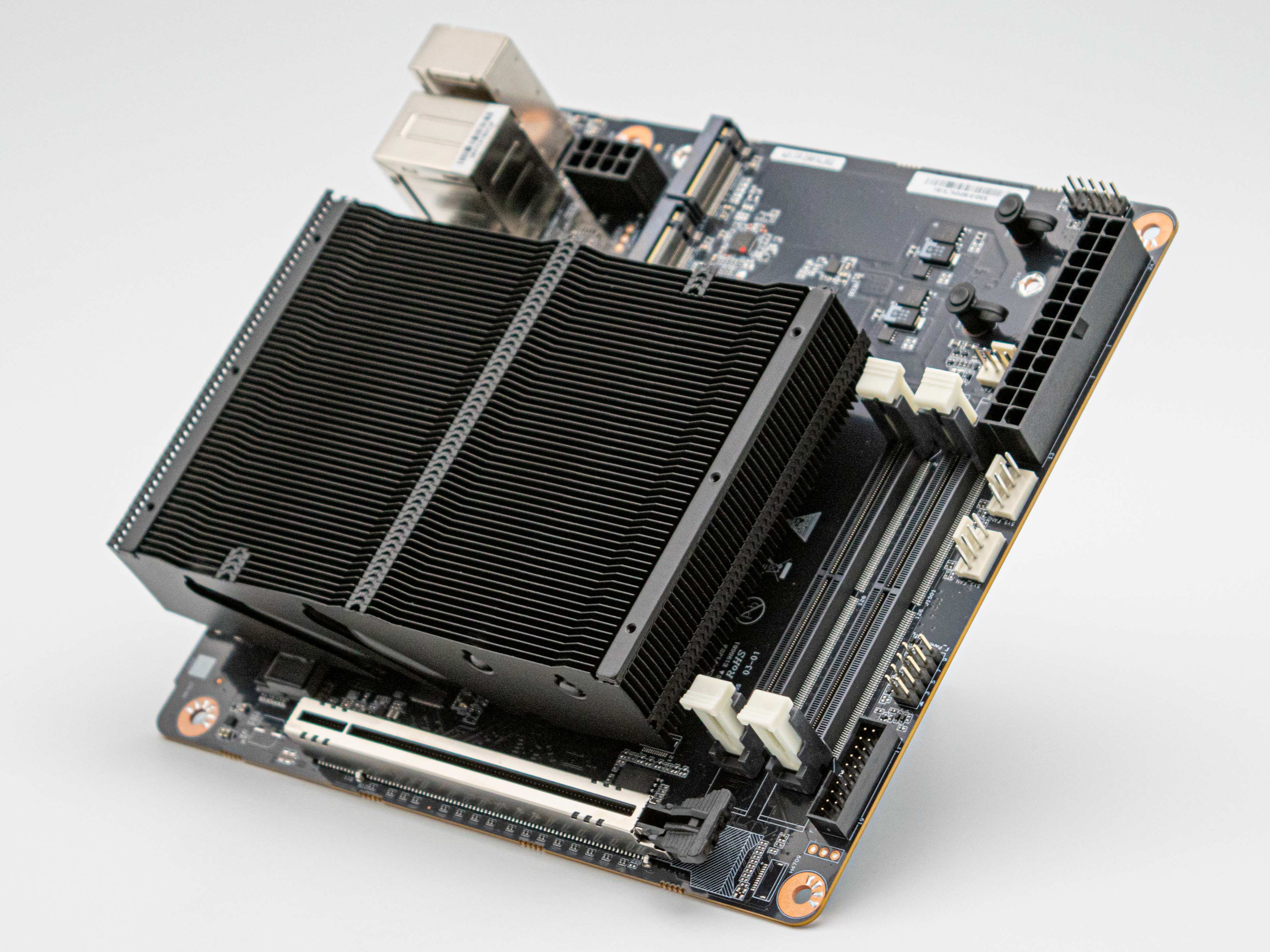 Recensione del Minisforum BD795i SE: La scheda madre Mini-ITX per ...