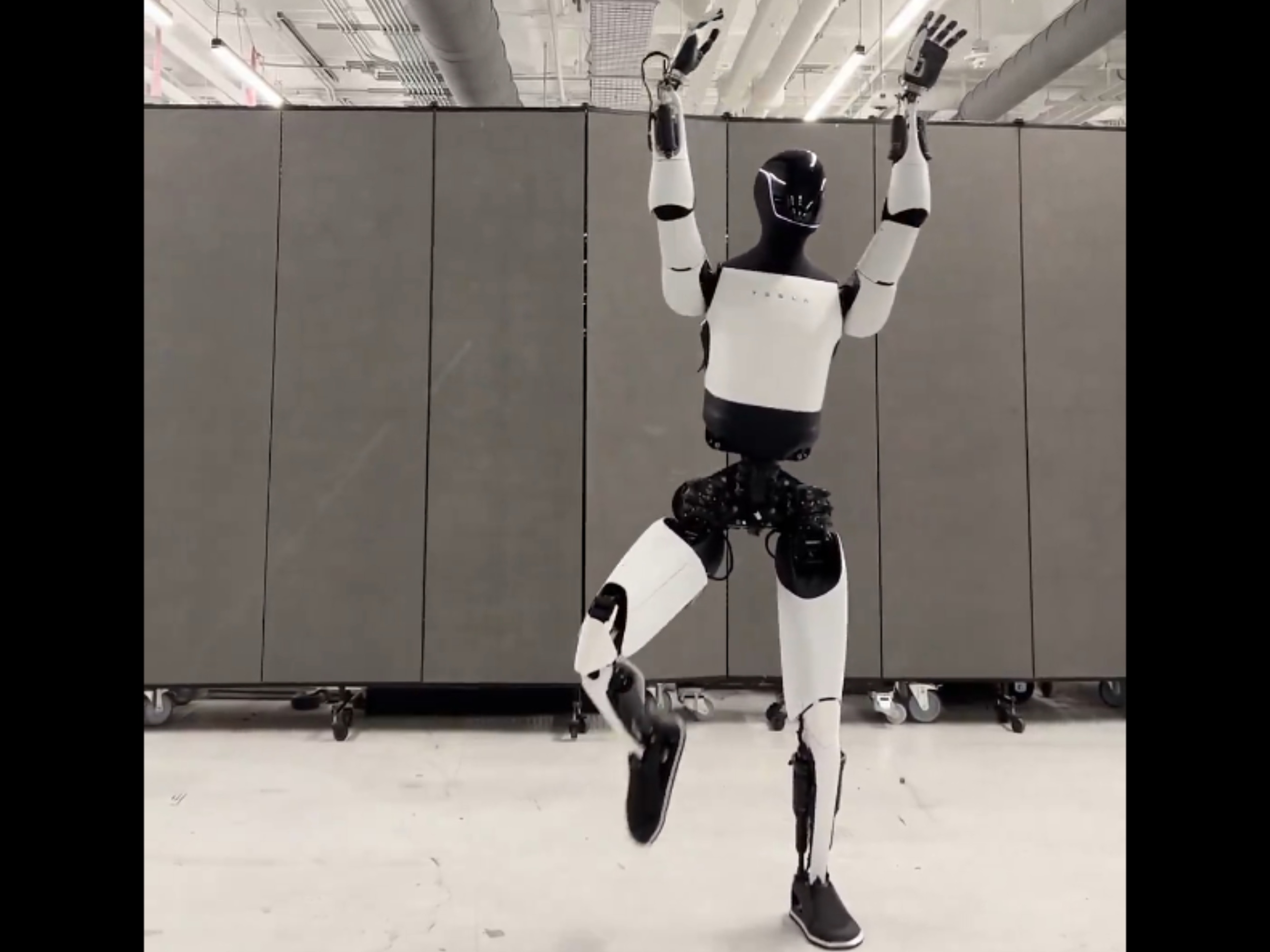 Questa è "intelligenza incarnata": Il robot umanoide di Tesla mostra ...