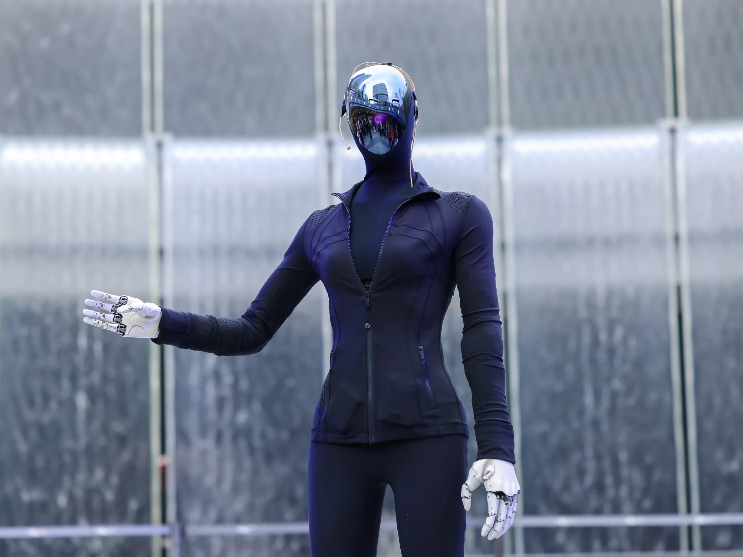 Debutto imbarazzante: Il robot Iron di XPeng cade sul palco ...