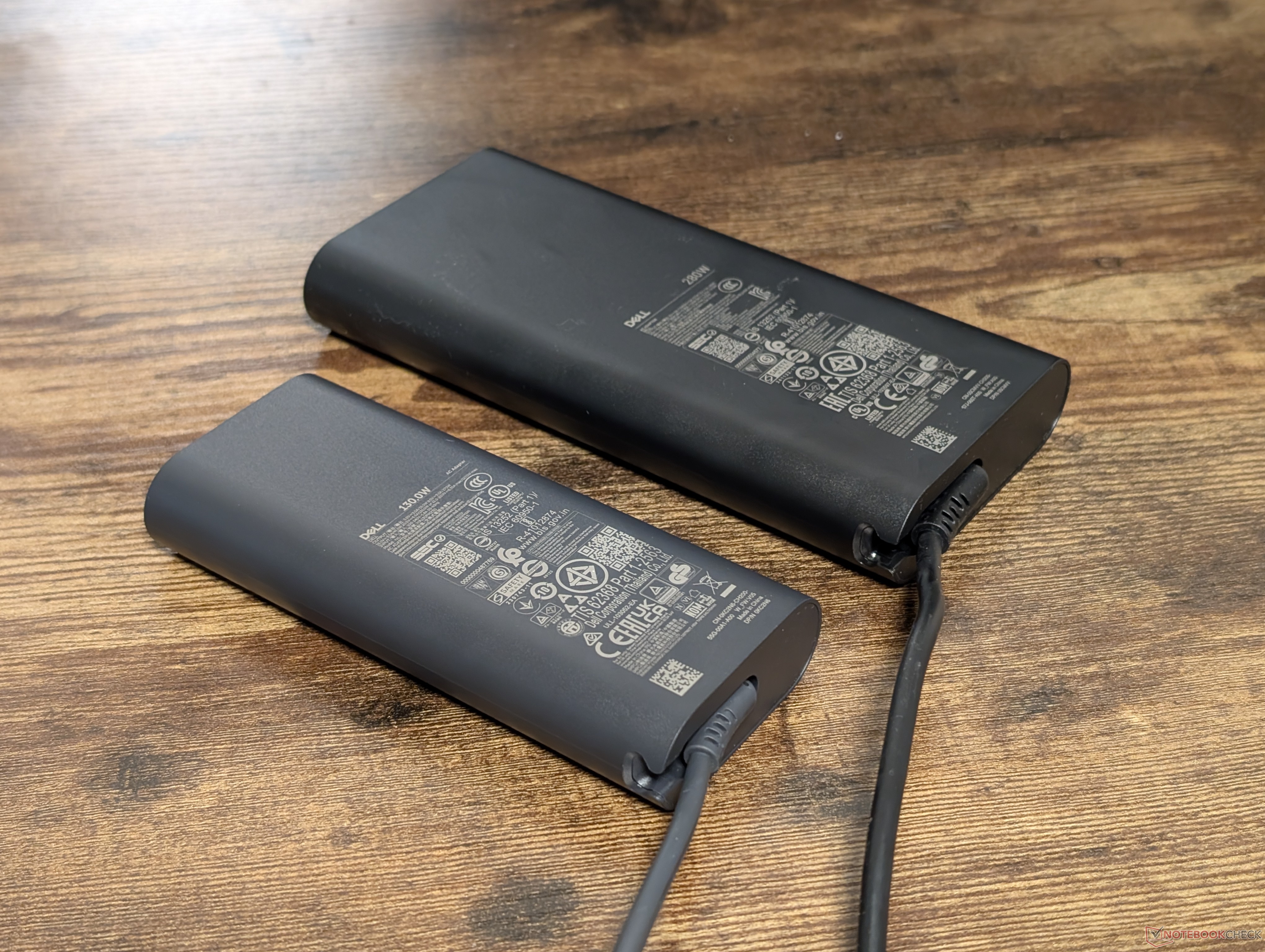 Un piccolo adattatore USB-C da 130 W alimenta il Dell 16 Premium con ...
