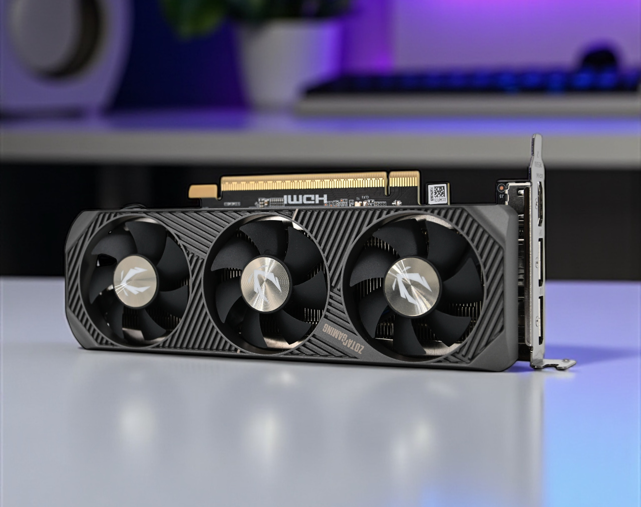 Recensione della potente mini GPU Blackwell per PC desktop compatti ...