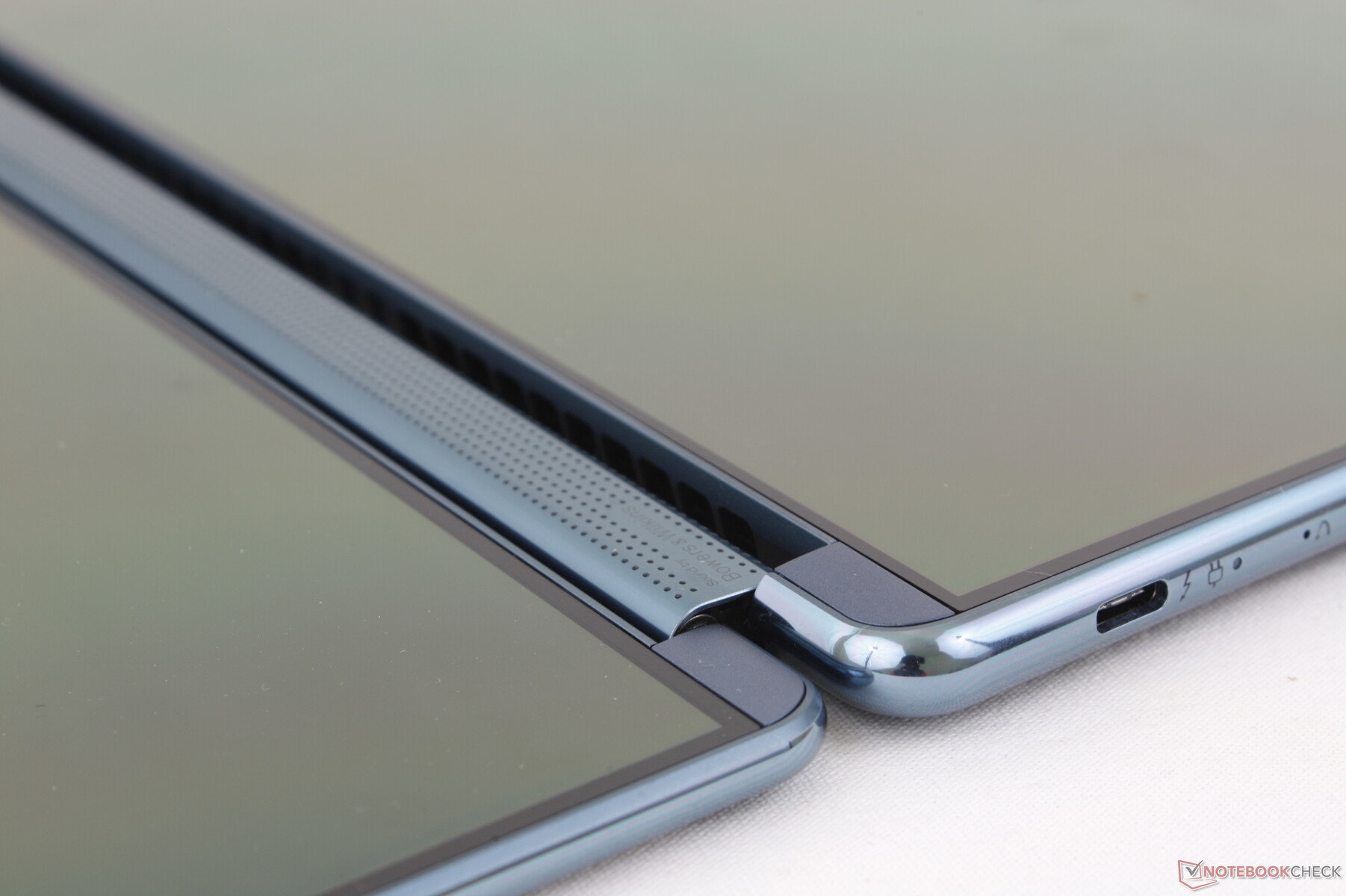 Recensione del convertibile Lenovo Yoga Book 9i 2-in-1 con doppio ...