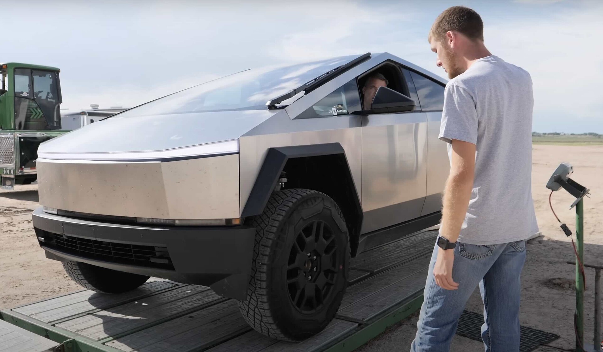 Il Cybertruck di Tesla, portato al tractor pull, fatica a tenere il ...