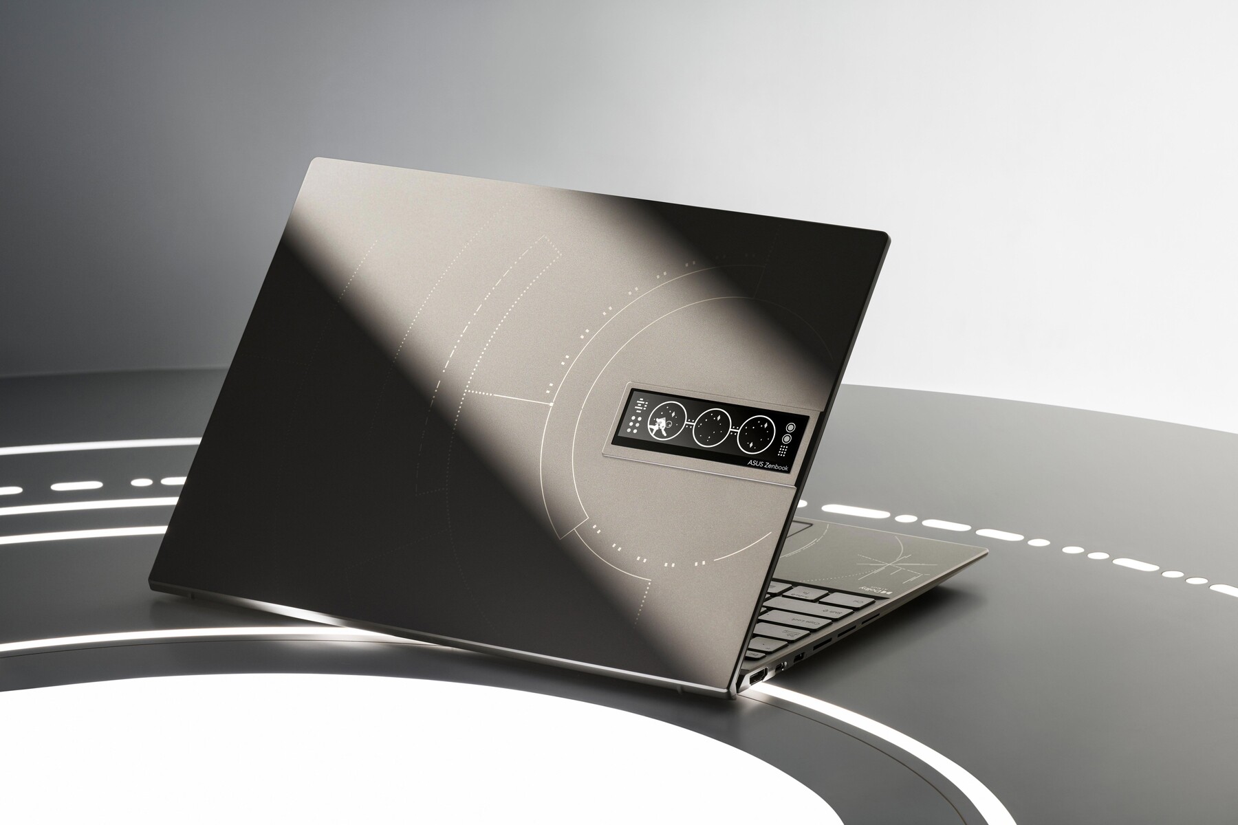 Pronto per la conquista dello spazio: l'Asus Zenbook 14X OLED Space ...