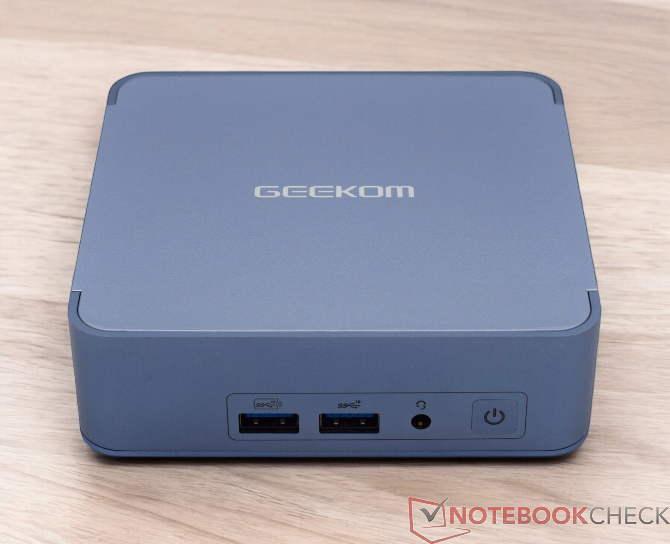 Recensione del Geekom AX8 Pro AI NUC PC: AMD Ryzen 9 8945HS con 32 GB ...